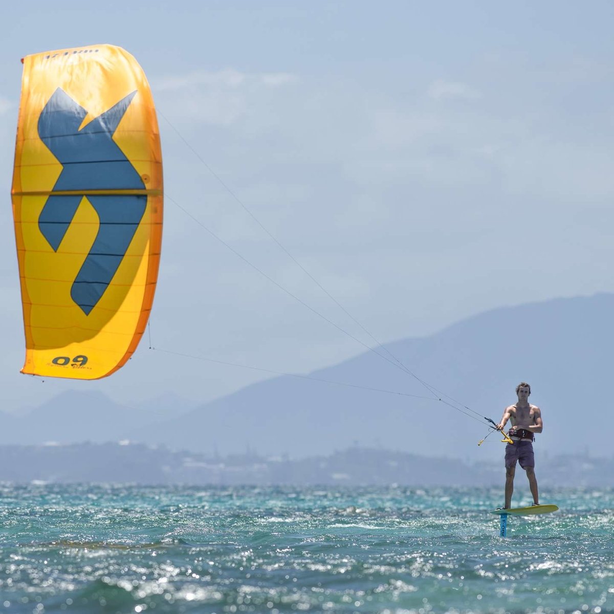 Kite foiling - Lekende lett kite foiling brett fra F-One - Fluid.no